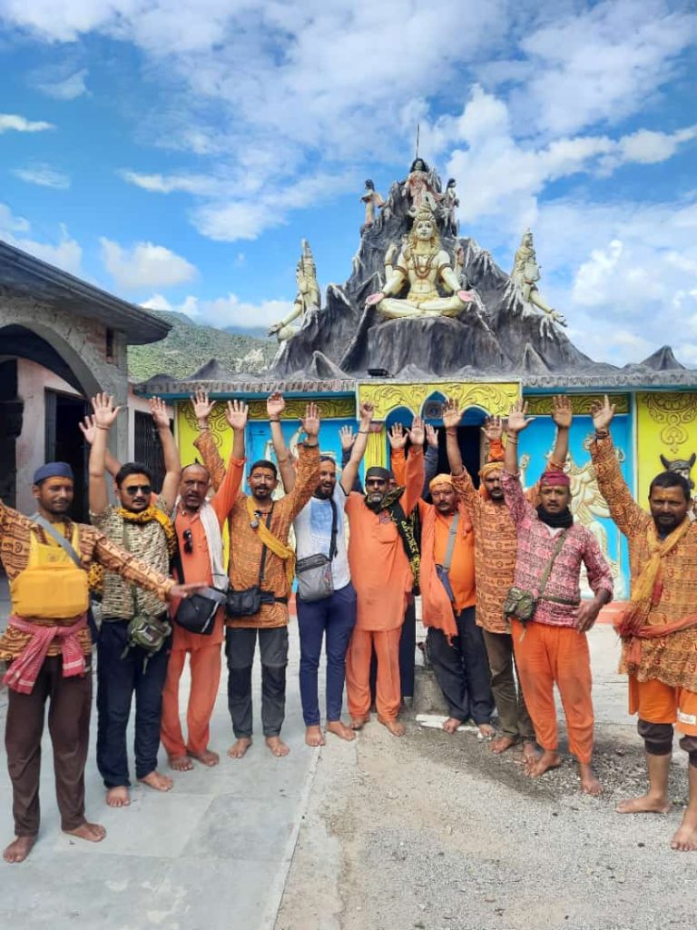 कावड़ यात्रियों का दल चार धाम यात्रा के बाद पहुँचा बेतालघाट, धूम धाम से ...